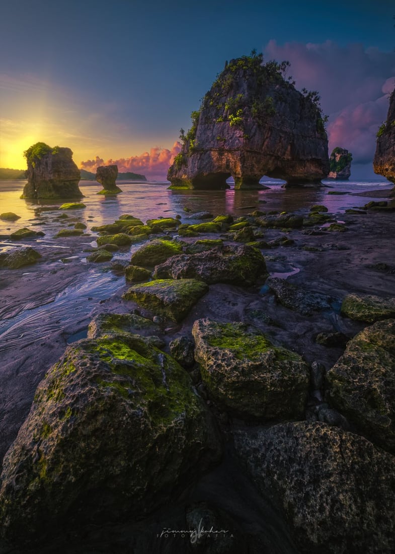 Watu Malandong, Indonesia