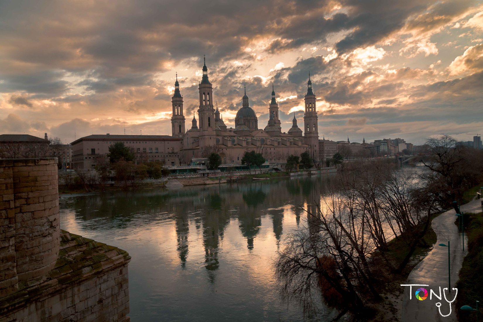Basilica del Pilar from the Zaragoza´s Stone Bridge, Spain